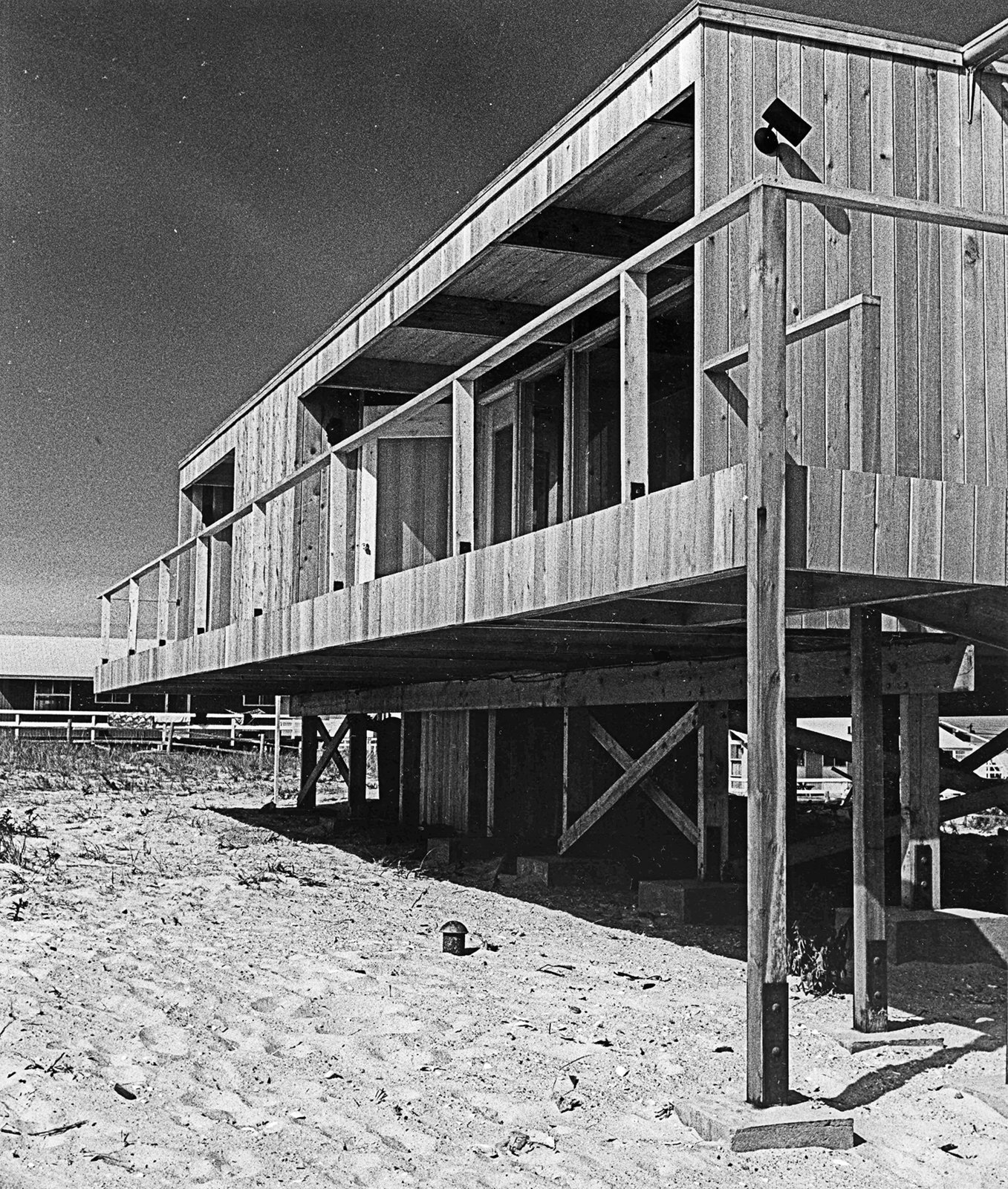 Prefab Homes Set on Stilts Collection of 9 Photos by Robert Gordon ...